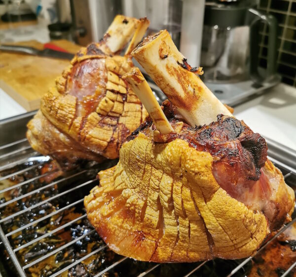 Langtidstilberedt svineskank med rødkål og løgpuré - Feinschmeckeren